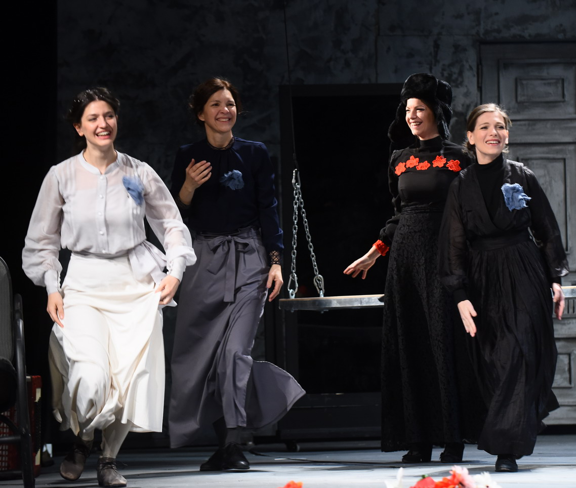 Közzéteszi a Három nővér felvételét a Csokonai Színház